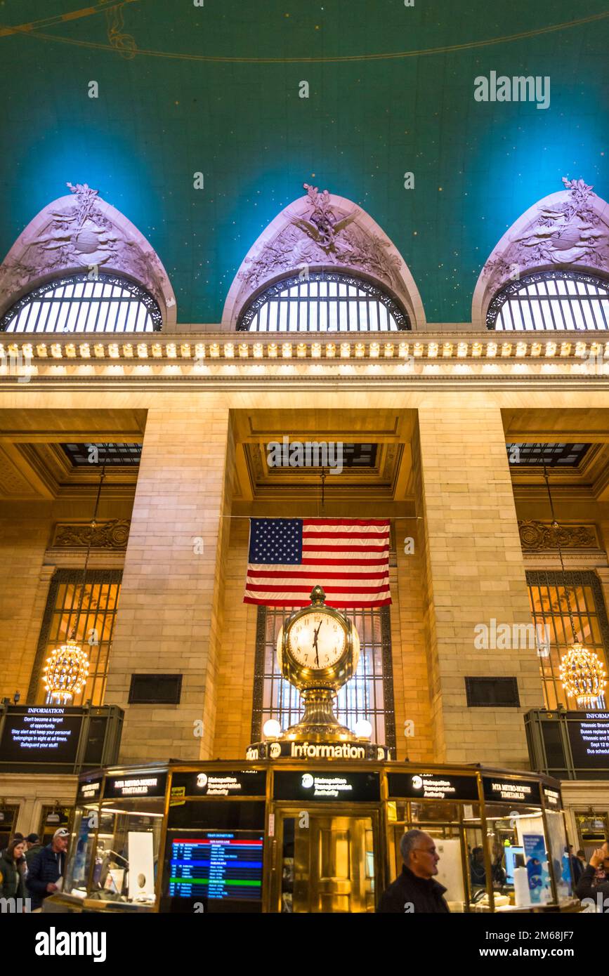 Central information booth with iconic clock atop of it, Main Concourse ...