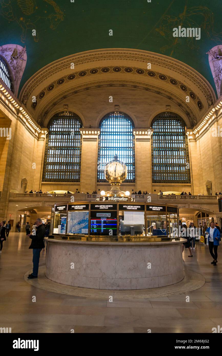 Central information booth with iconic clock atop of it, Main Concourse ...