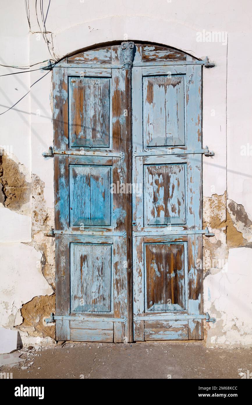Very worn wooden door, peeling paint Stock Photo - Alamy