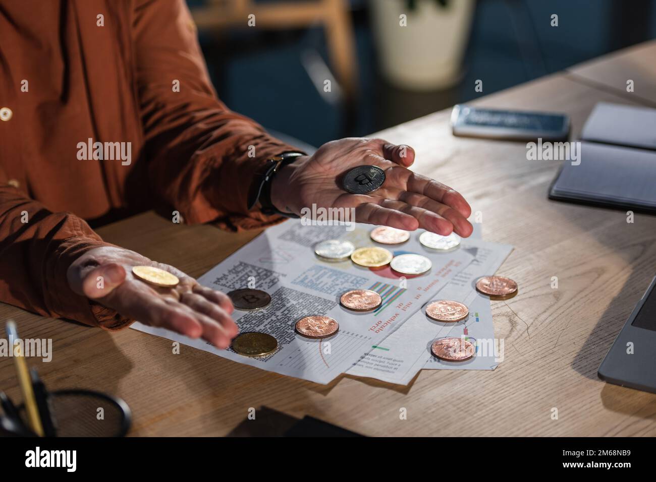 KYIV, UKRAINE - NOVEMBER 17, 2022: partial view of businessman holding ...
