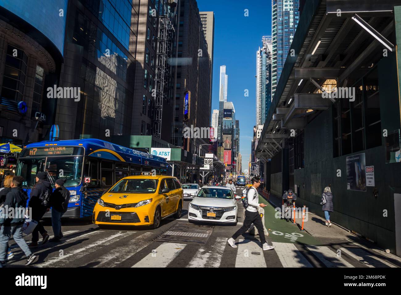 Pedestrian crossing in Midtown Manhattan, New York City, USA Stock ...