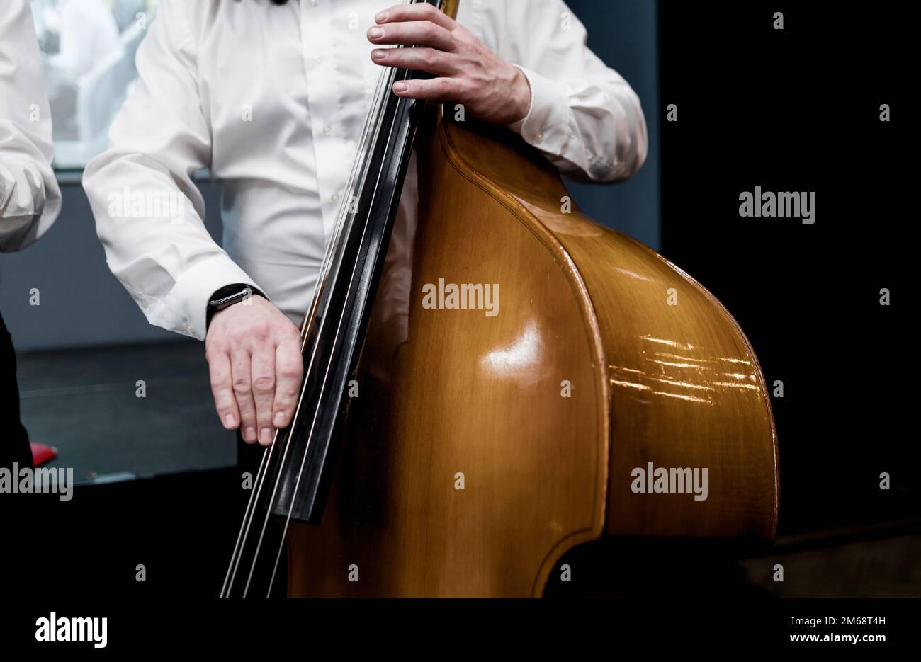 Double bass player. Hands playing contrabass Stock Photo - Alamy