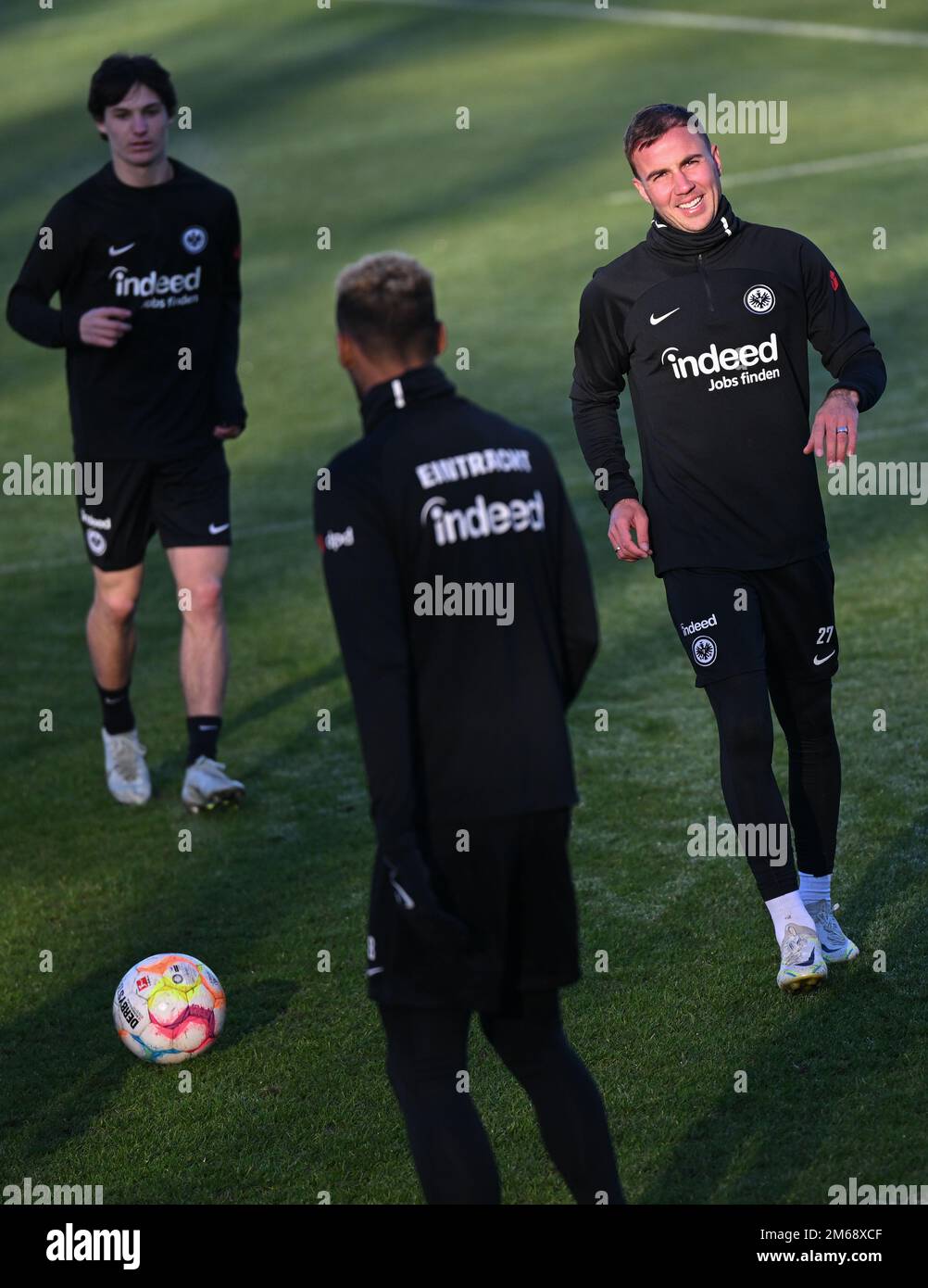 03 January 2023, Hessen, Frankfurt/Main: Newcomer Paxten Aaronson (l-r ...