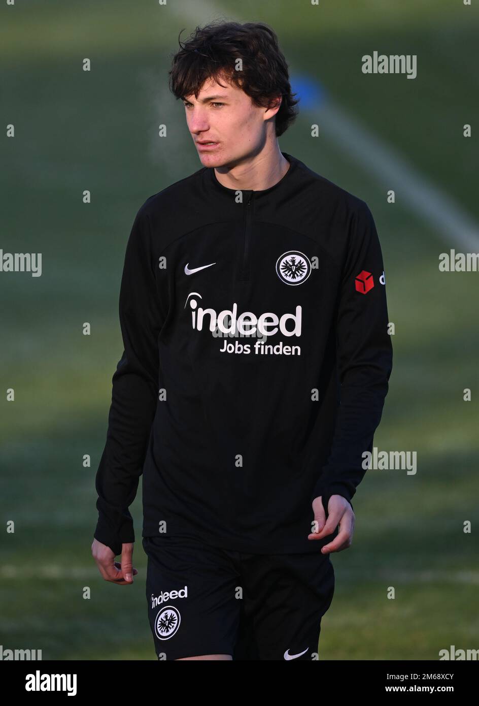 03 January 2023, Hessen, Frankfurt/Main: Newcomer Paxten Aaronson takes ...