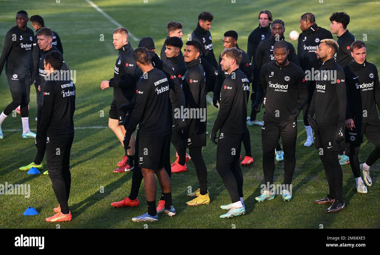 03 January 2023, Hessen, Frankfurt/Main: Players stand together at ...