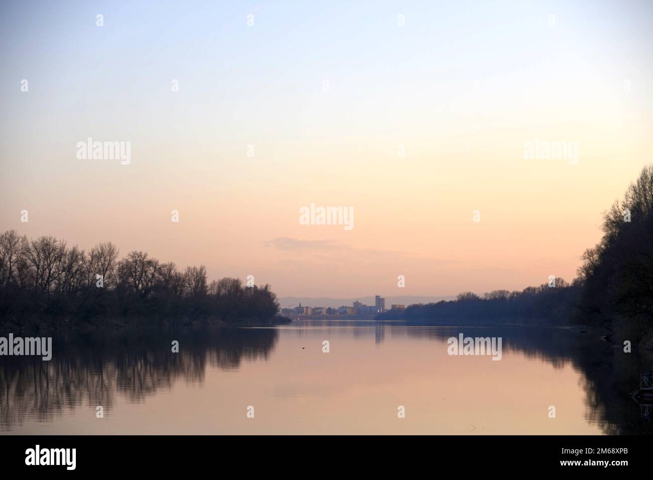 River side habitat hi-res stock photography and images - Alamy
