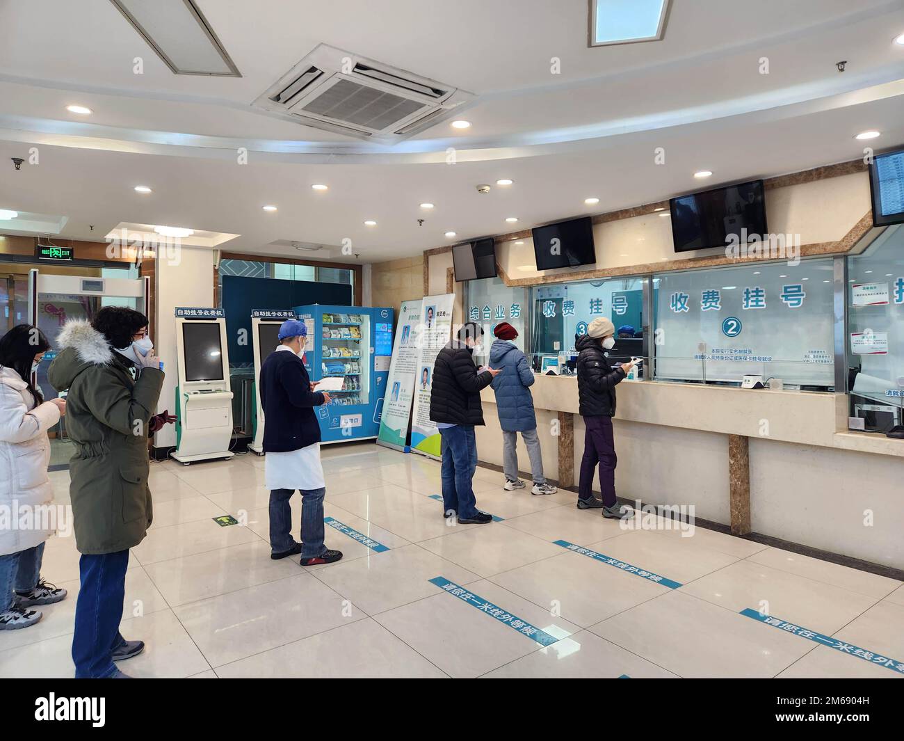 Patients queue hi-res stock photography and images - Alamy