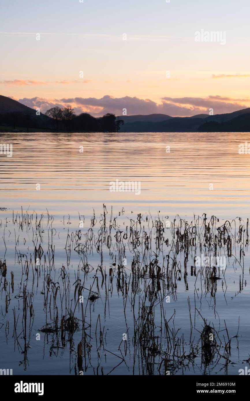 Sunsets over lakes hi-res stock photography and images - Alamy