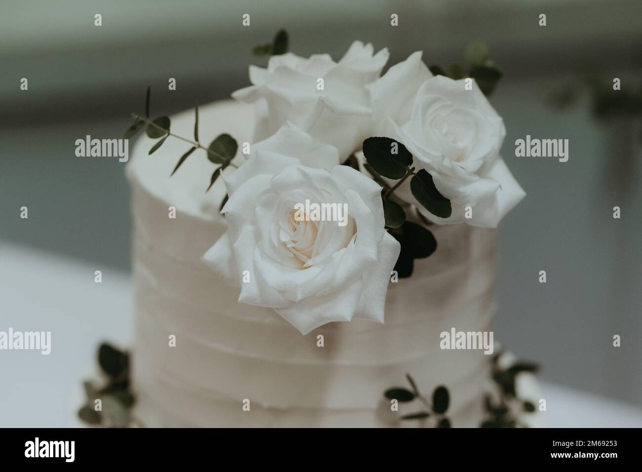 A white cake with roses Stock Photo - Alamy