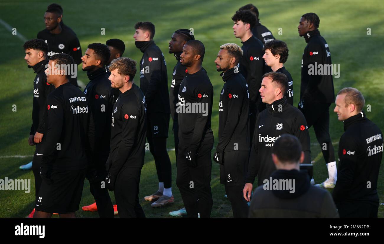 03 January 2023, Hessen, Frankfurt/Main: Players stand together at ...