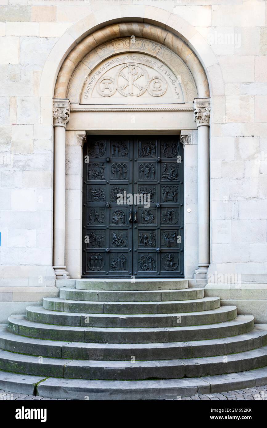 South portal doors hi-res stock photography and images - Alamy