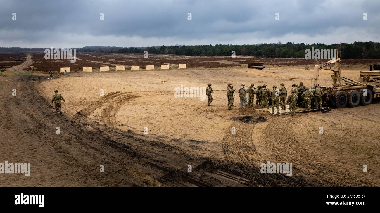 U.S. Soldiers assigned to the Headquarters and Headquarters Battery ...