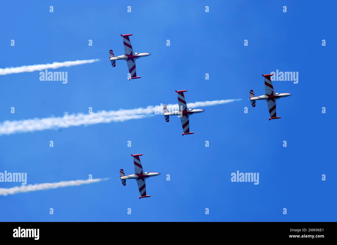 Planes trace hi-res stock photography and images - Alamy