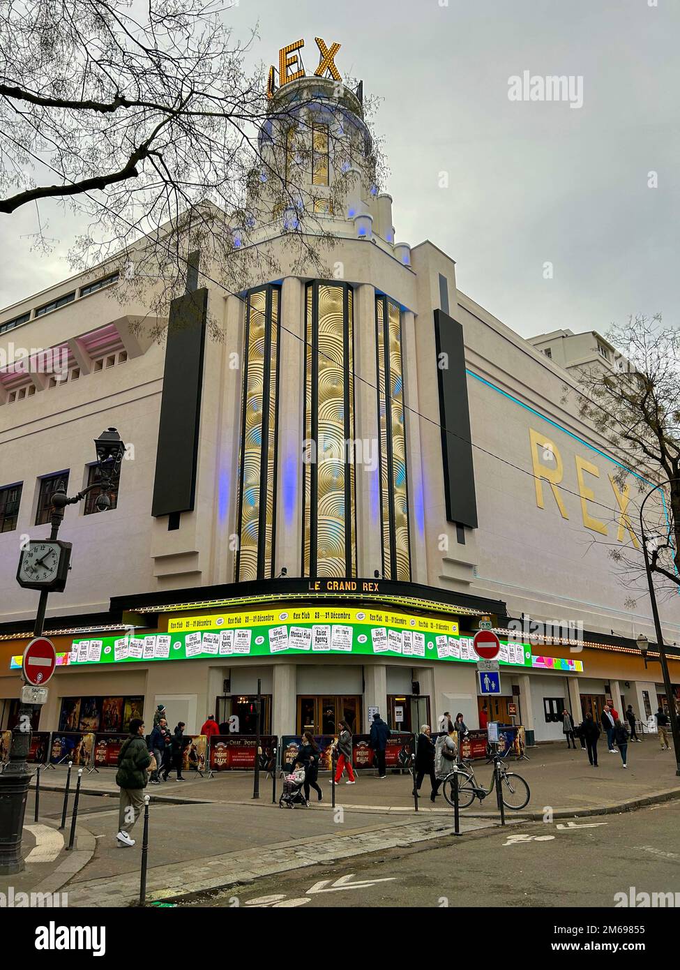 French cinema vintage street scene hi-res stock photography and images ...