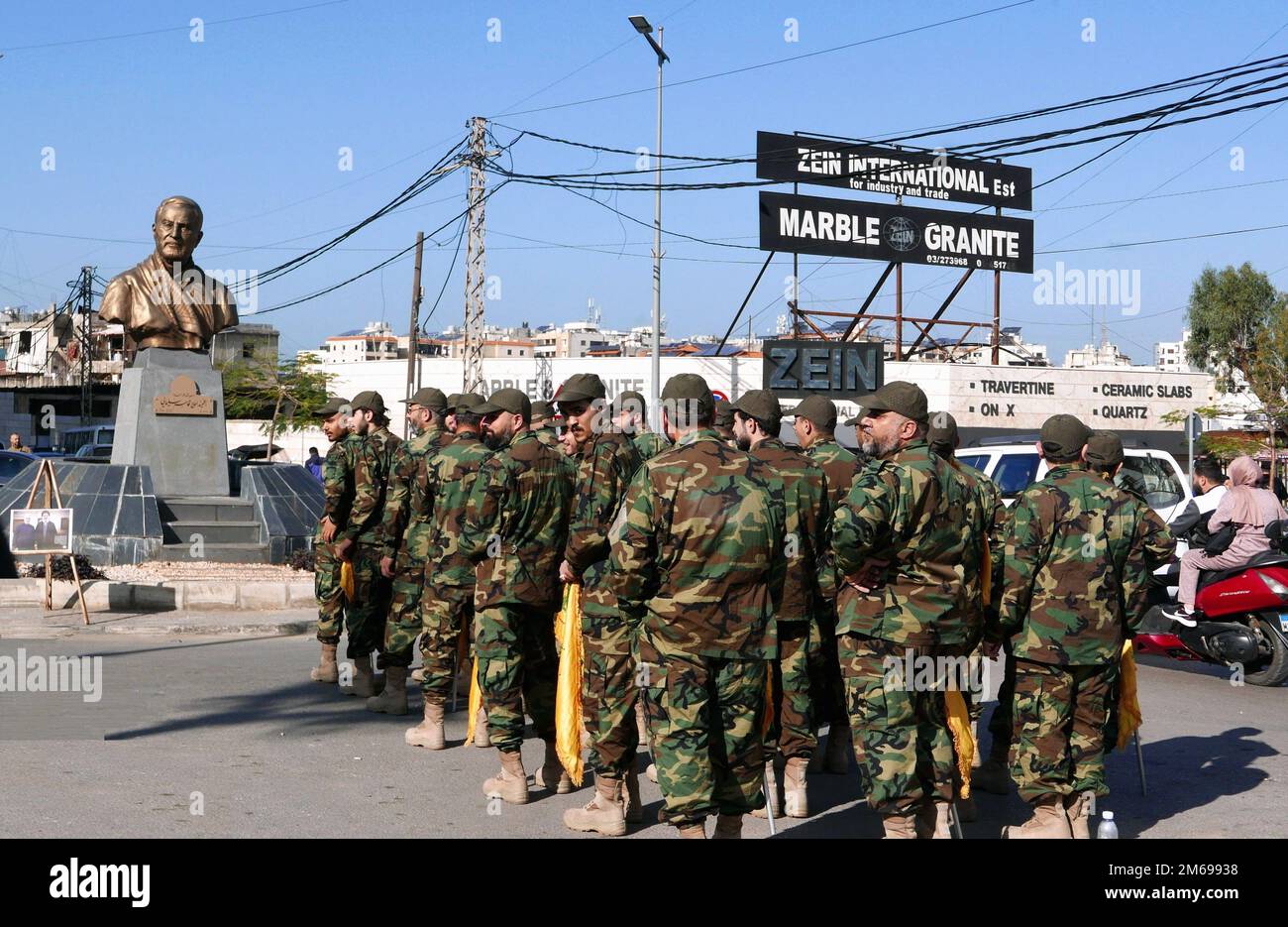 Hezbollah Shia movemen'st soldiers pay hommage to Iranian military ...
