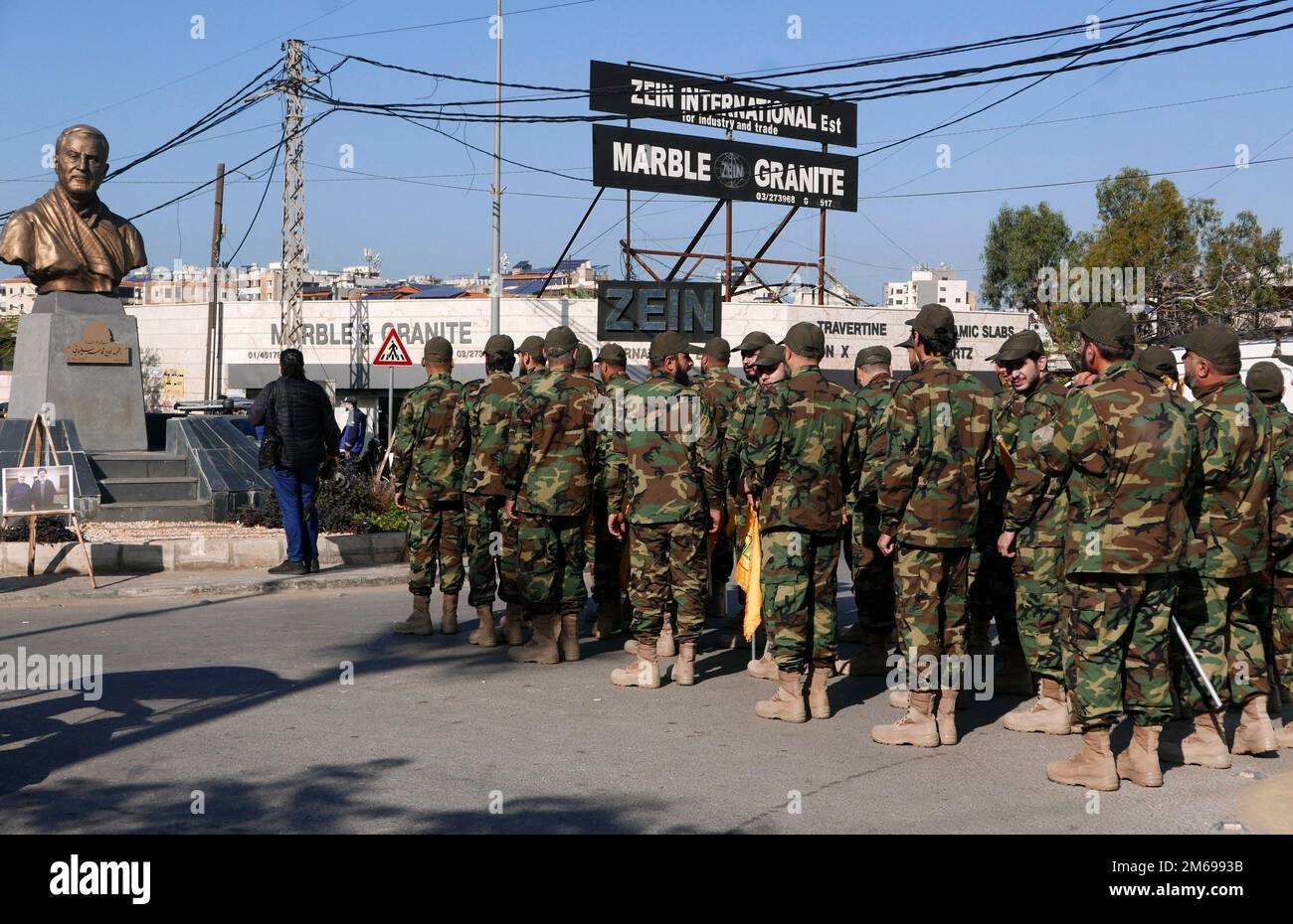 Hezbollah Shia movemen'st soldiers pay hommage to Iranian military ...