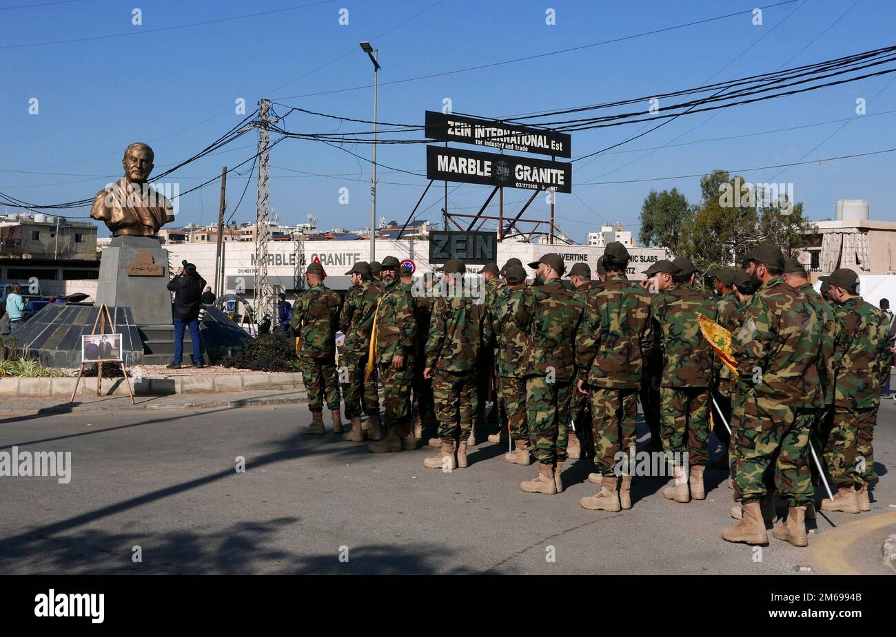 Hezbollah Shia movemen'st soldiers pay hommage to Iranian military ...