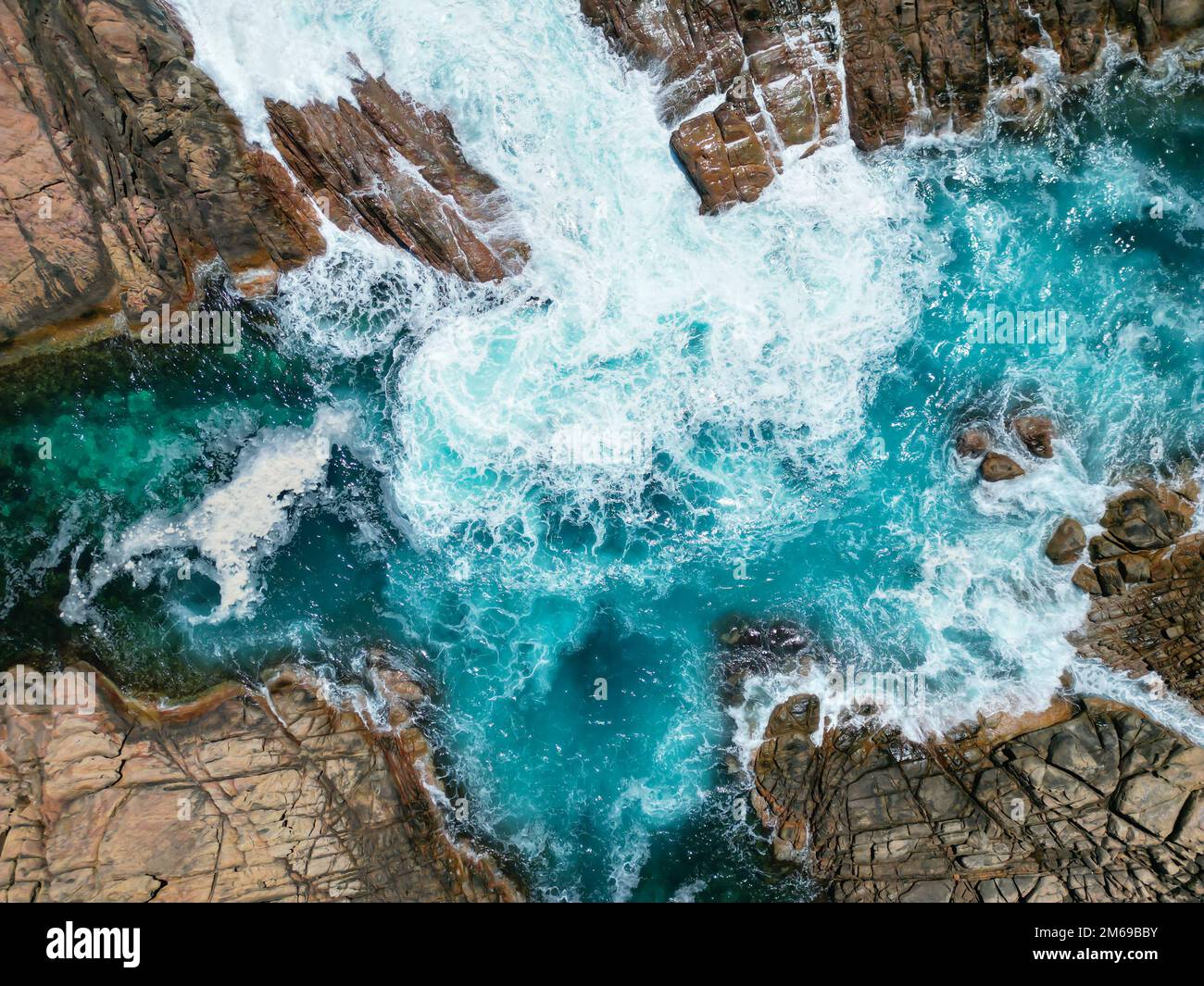 Clear water crashing rock hi-res stock photography and images - Alamy