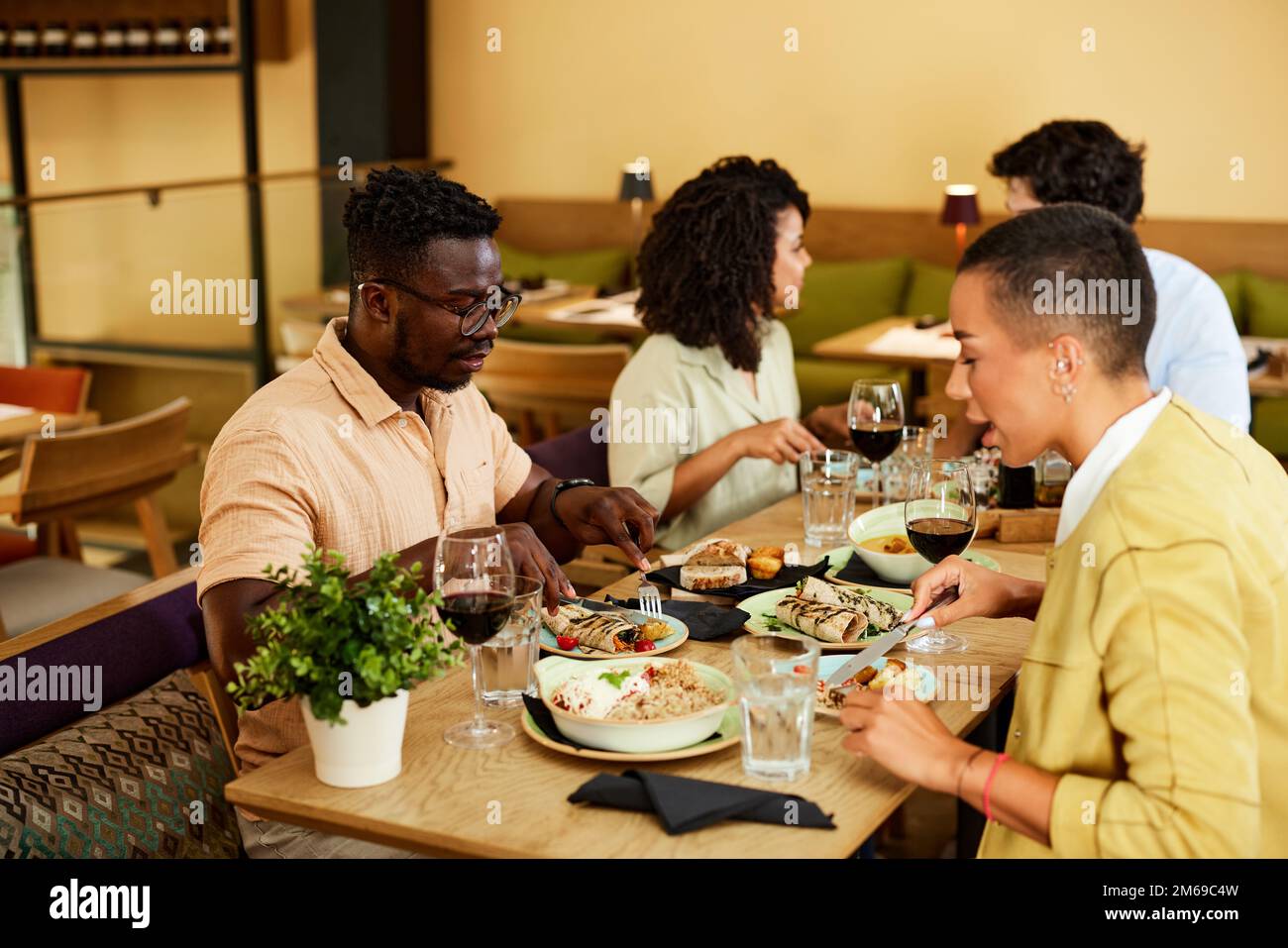 Friends eat dinner in a restaurant Stock Photo - Alamy