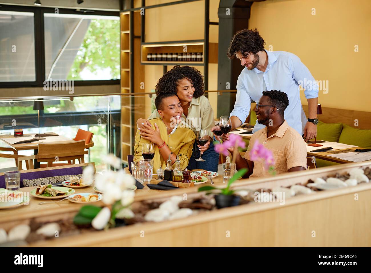 Friends restaurant dinner indoor hi-res stock photography and images ...