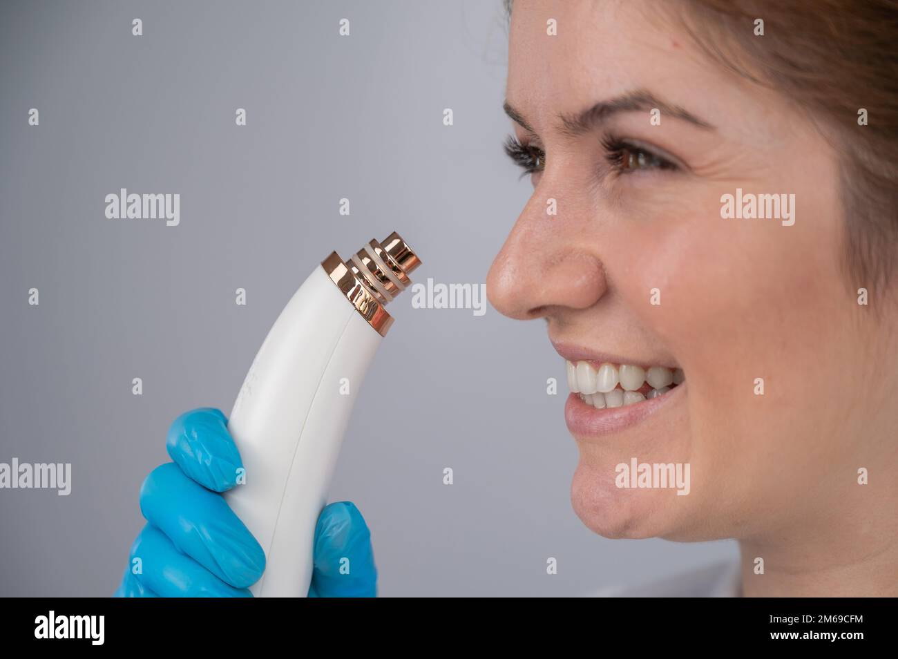 Doctor dermatologist is holding a vacuum skin cleaner Stock Photo - Alamy
