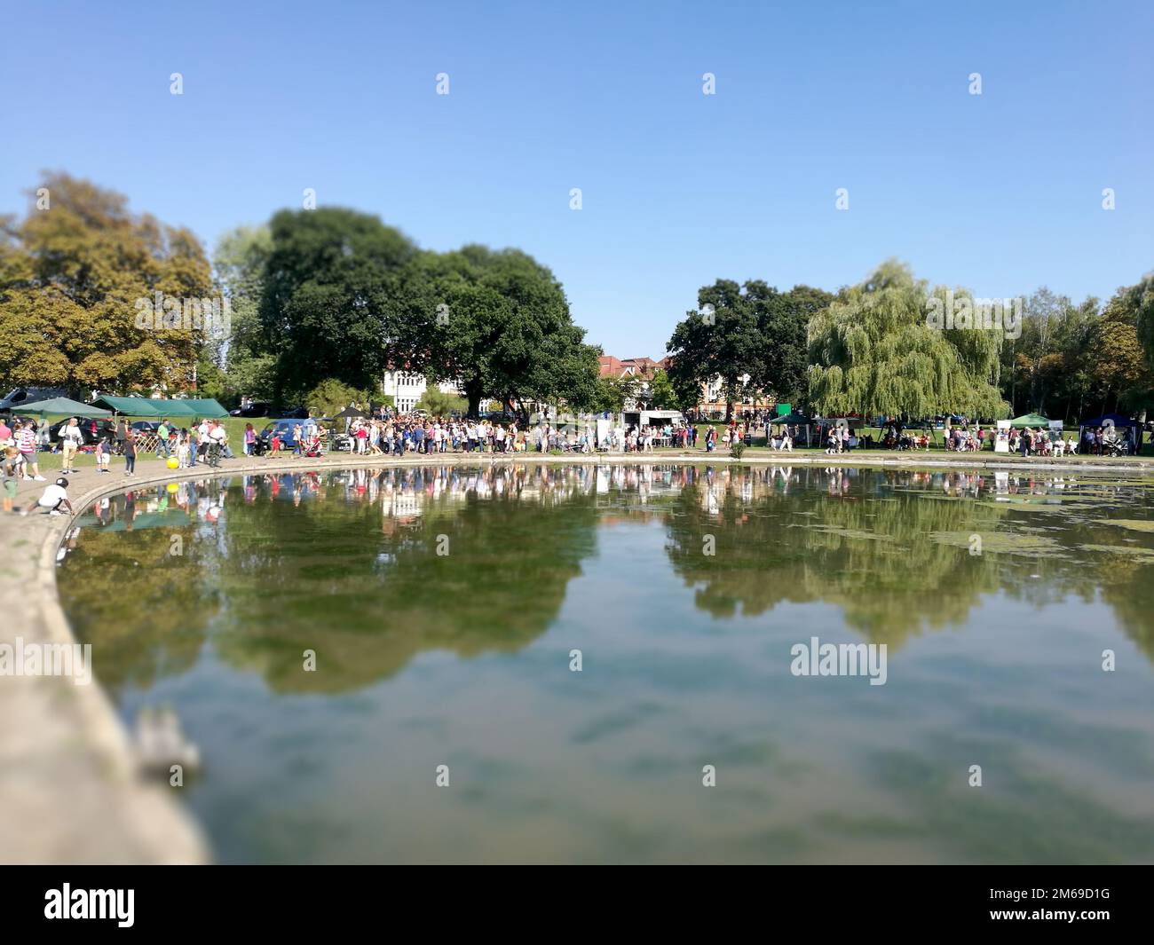 Park recreation sitting summer crowd hi-res stock photography and ...