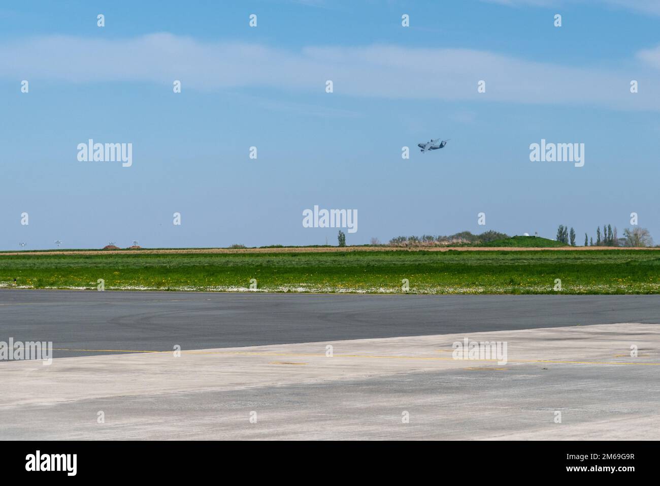 French air force paratroopers commando hi-res stock photography and ...