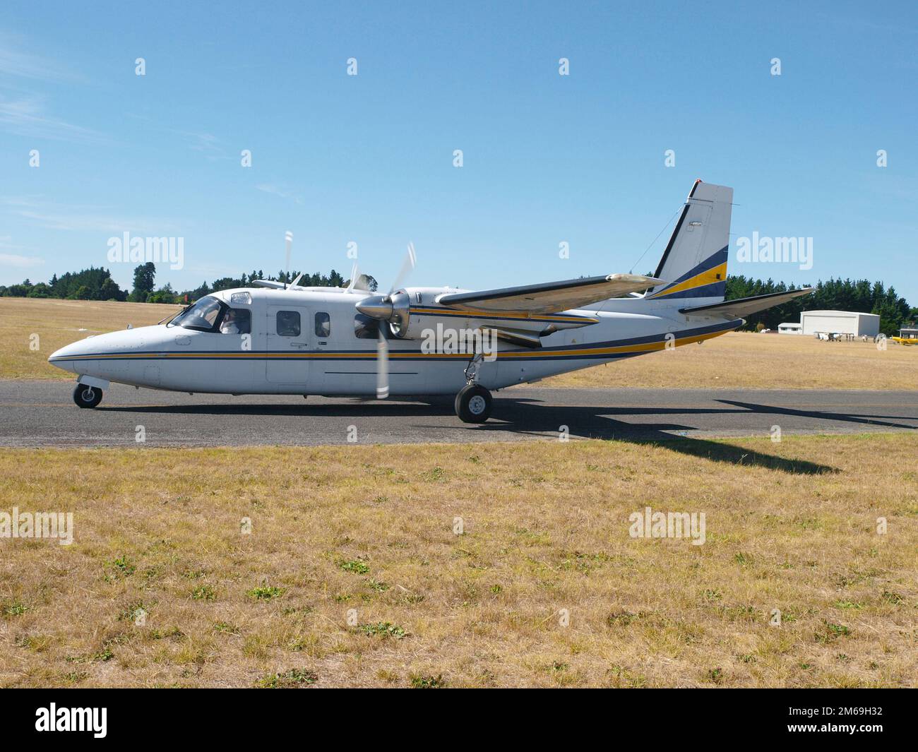 Commuter plane hi-res stock photography and images - Alamy
