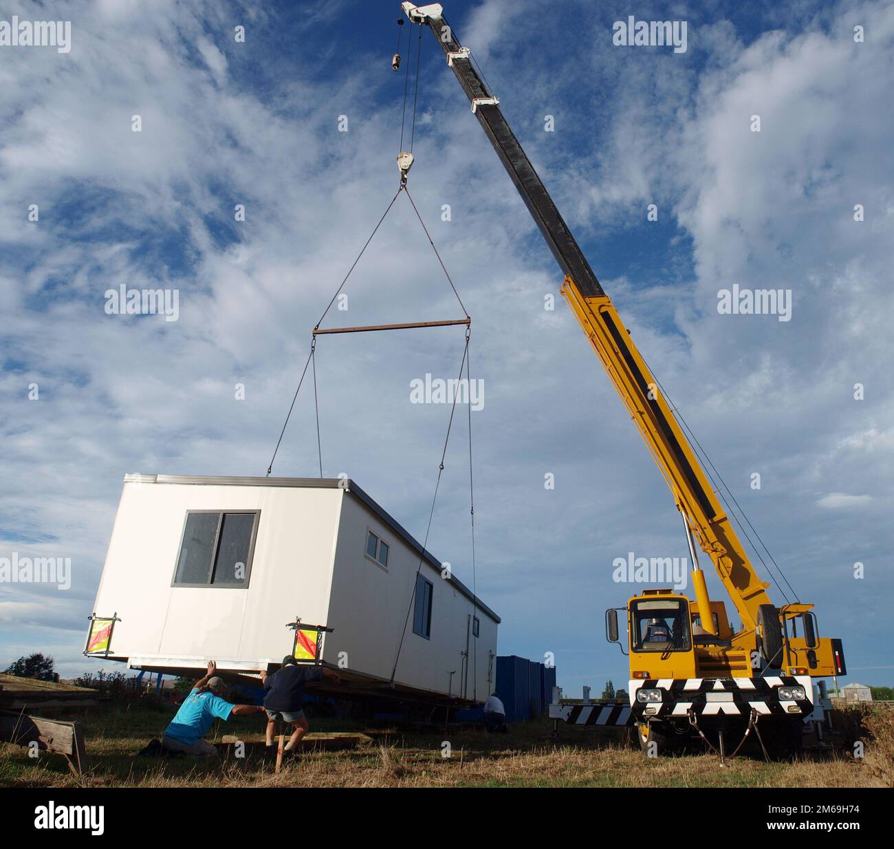 Lift house move hi-res stock photography and images - Alamy