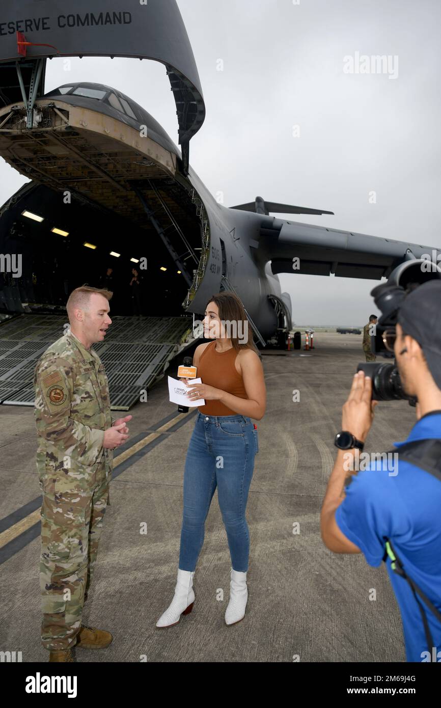 Clark Finney, KENS 5 Great Day SA reporter and co-hots, center ...