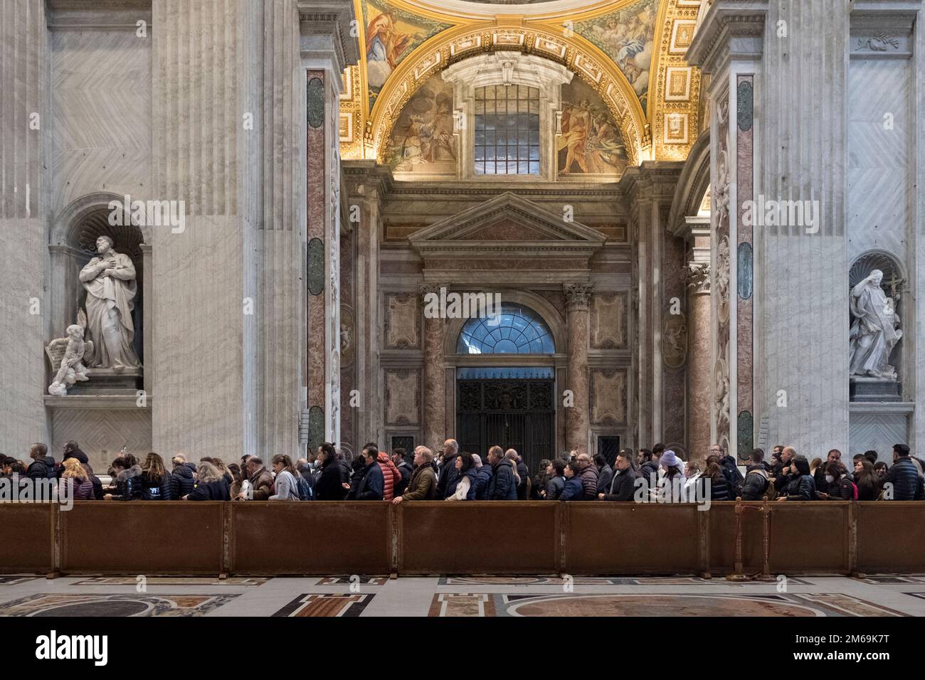 Thousands of Catholics pay respects to former pope Benedict XVI Stock ...
