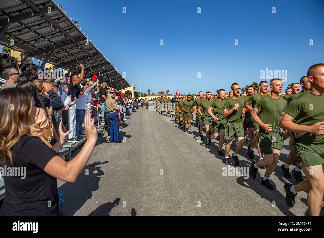 New U.S. Marines with Mike Company, 3rd Recruit Training Battalion, run ...