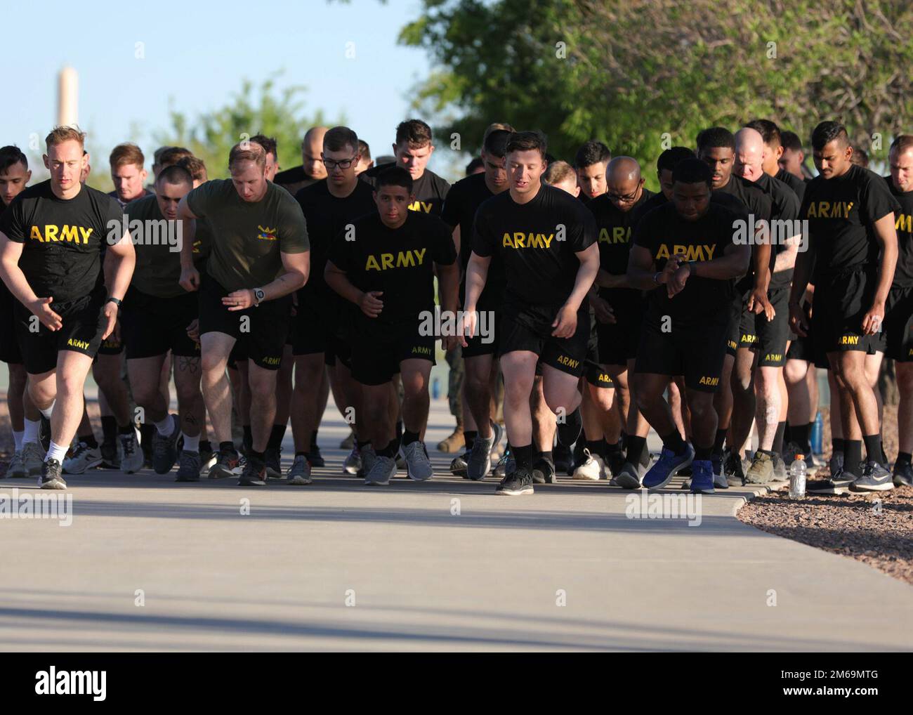 Soldiers assigned to the 1st Armored Division, begin the 2-mile run ...