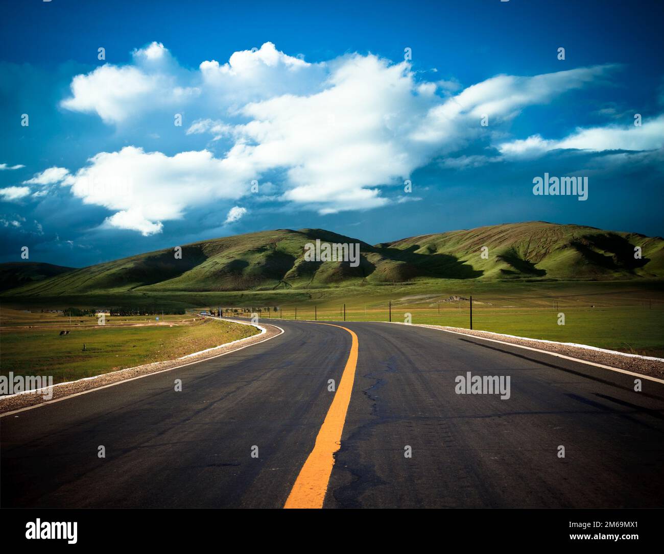 Road landscapes hi-res stock photography and images - Alamy