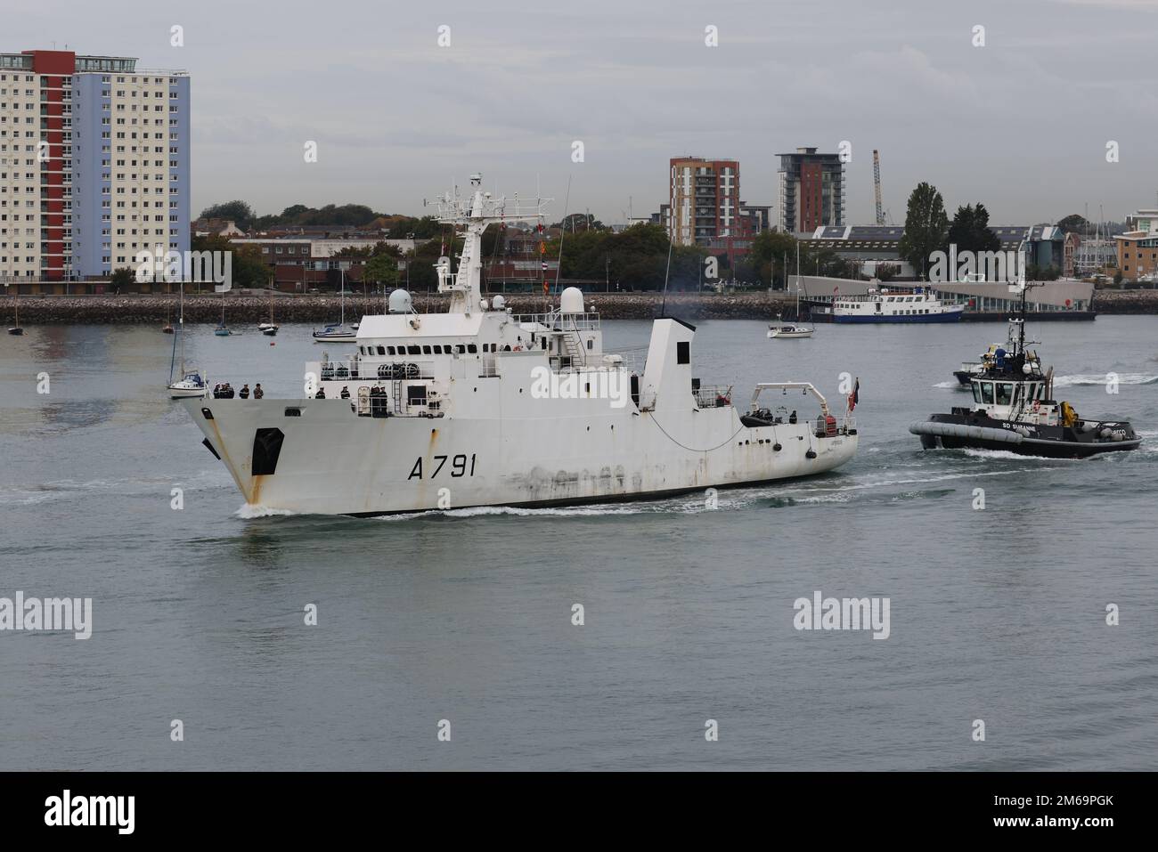 The tug SUZANNE close to the stern of the French naval ship FS ...