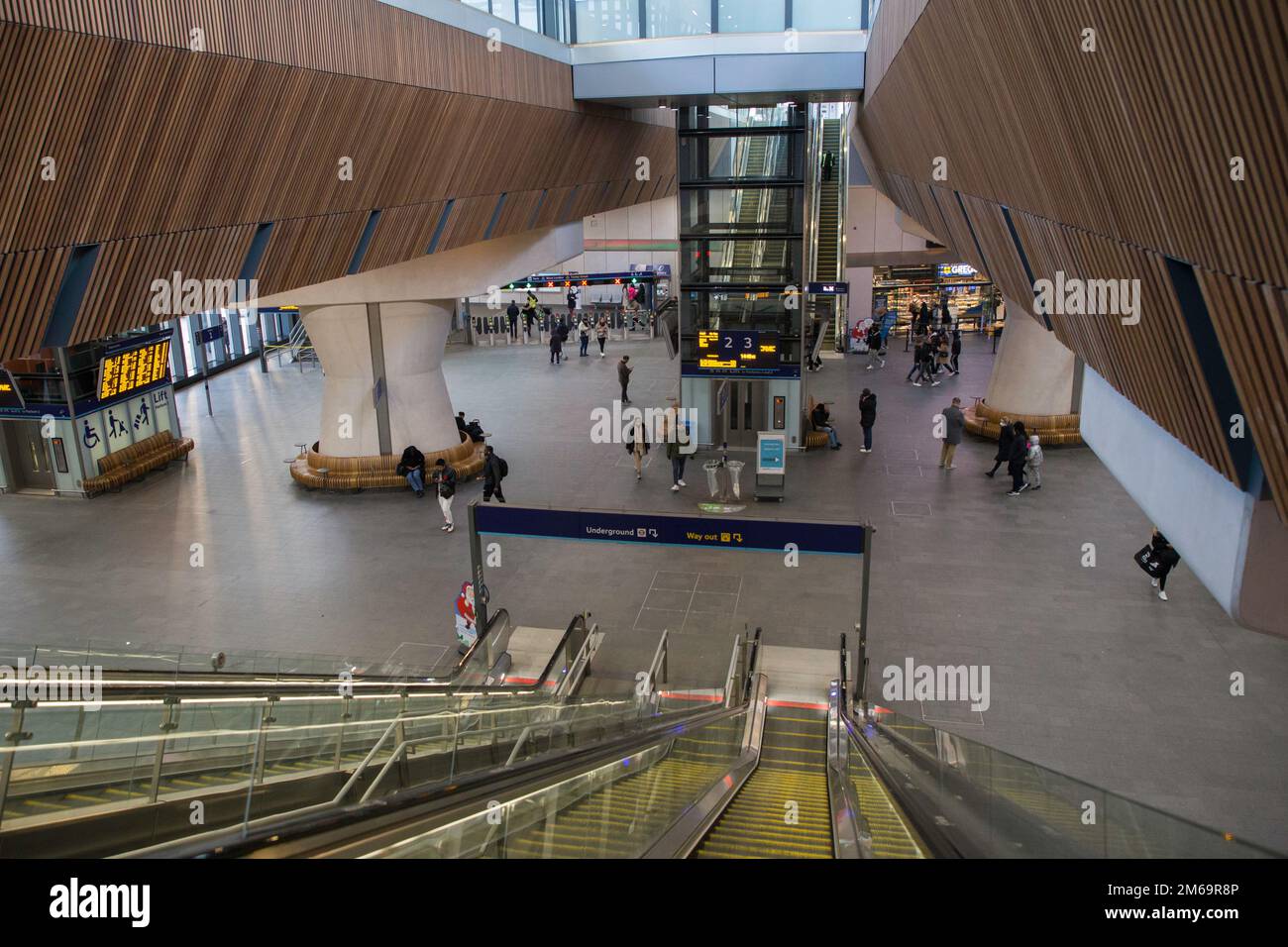 Concourse at London Bridge Station National Rail Stock Photo - Alamy