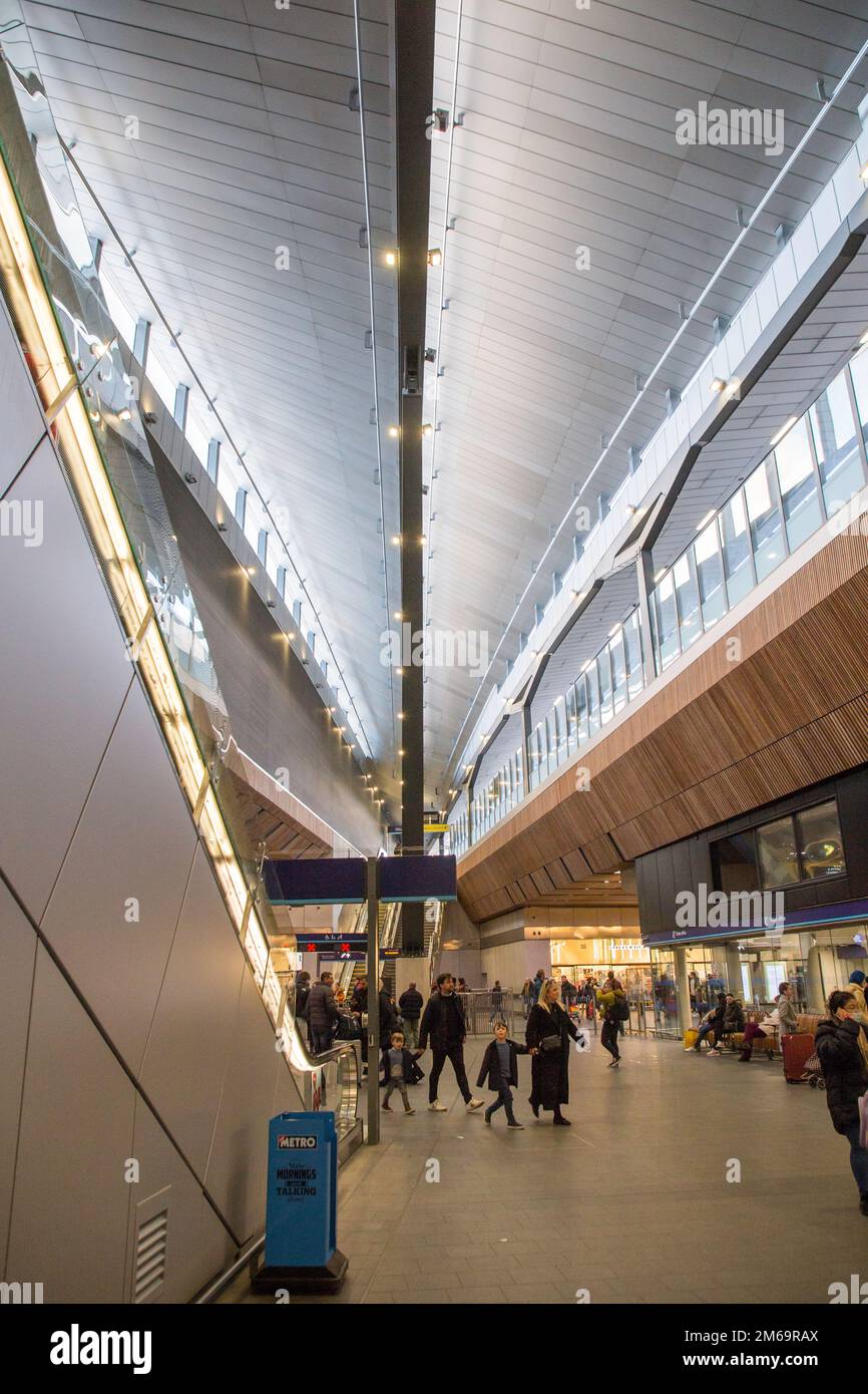 Family walking through London Bridge Station National Rail Stock Photo ...