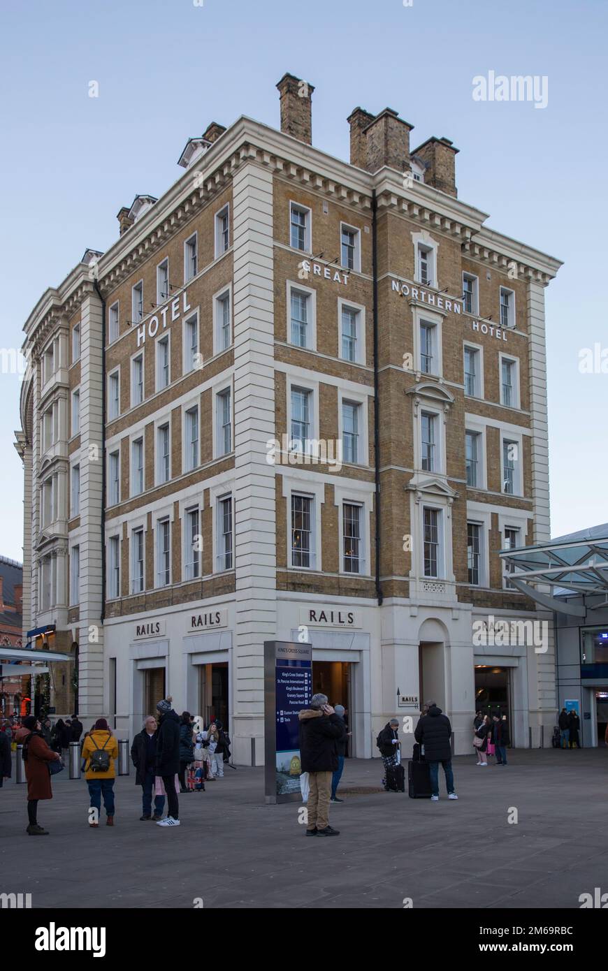 Kings Cross Station London exterior building Stock Photo - Alamy
