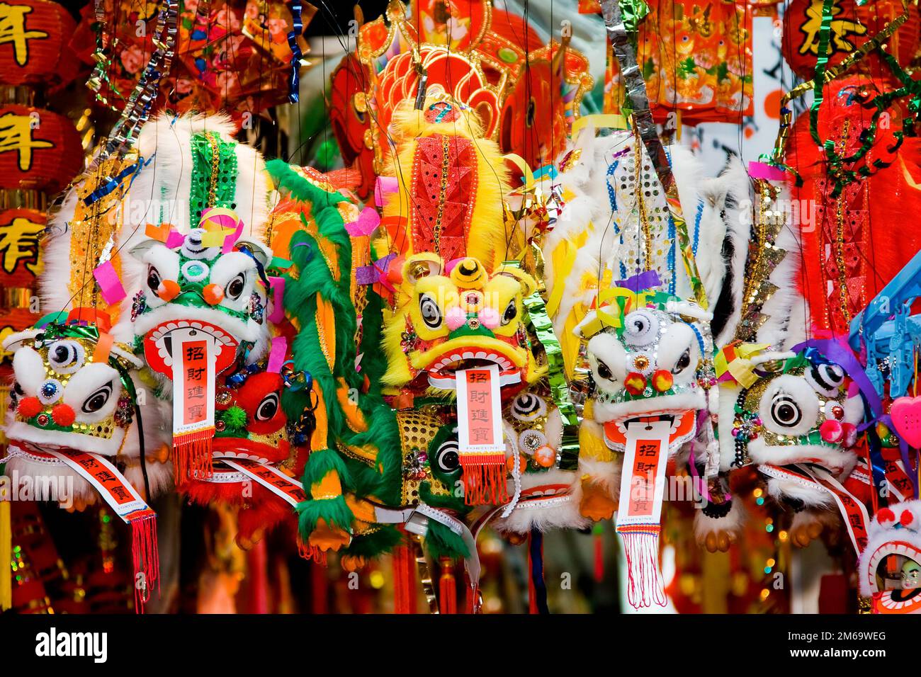 Dragon puppets hi-res stock photography and images - Alamy