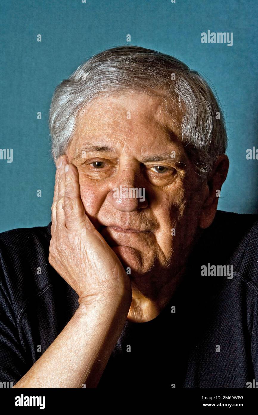 Old man thinking hand hi-res stock photography and images - Alamy