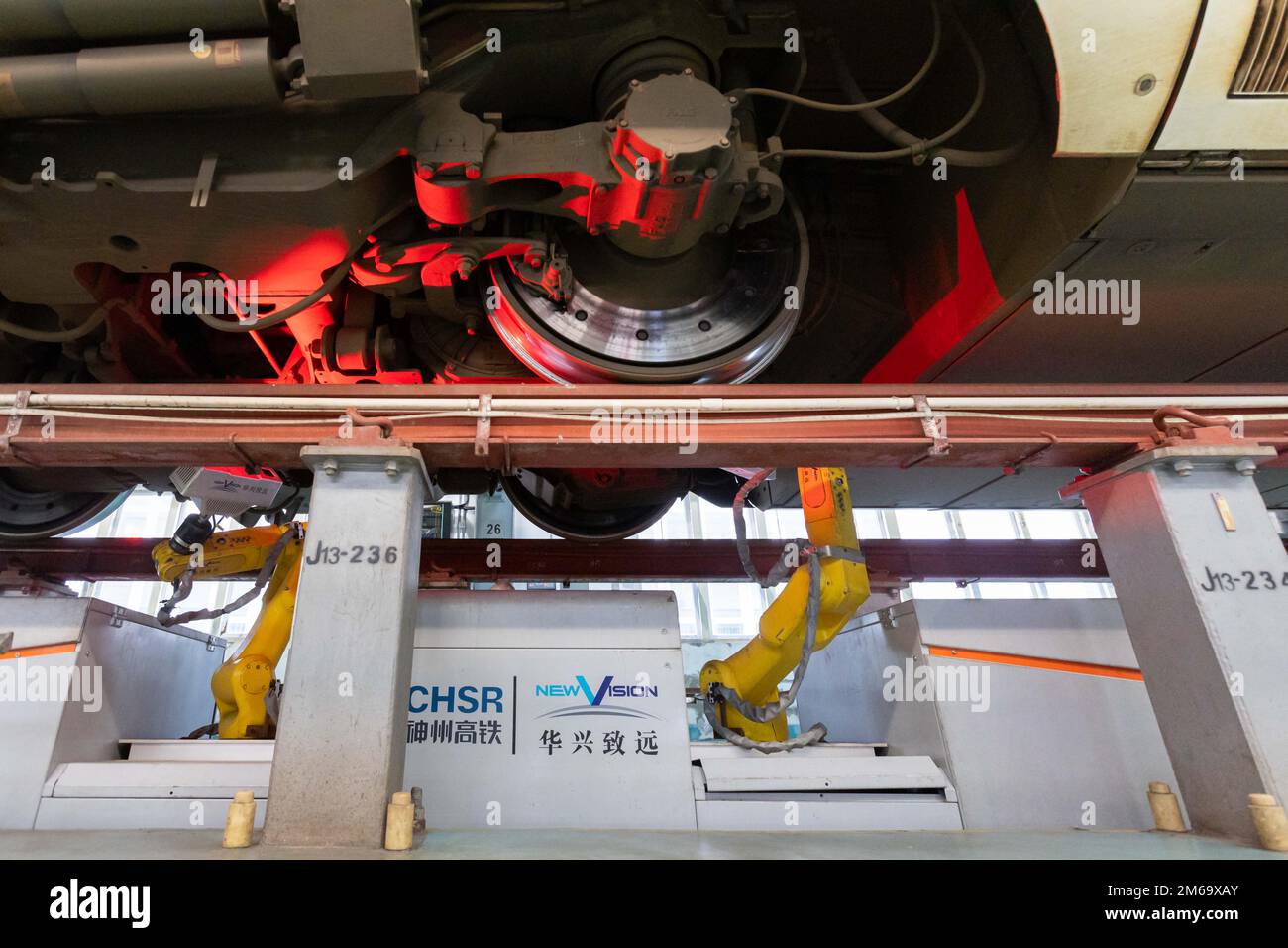 (230103) -- SHANGHAI, Jan. 3, 2023 (Xinhua) -- Robots carry out maintenance at the Hongqiao high ...