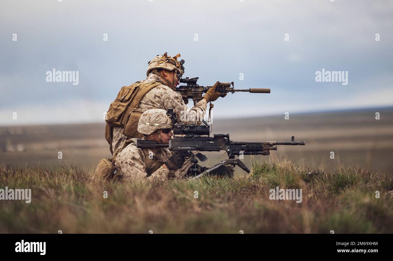 U.S. Marine Corps machine gunners with 1st Battalion, 7th Marine ...