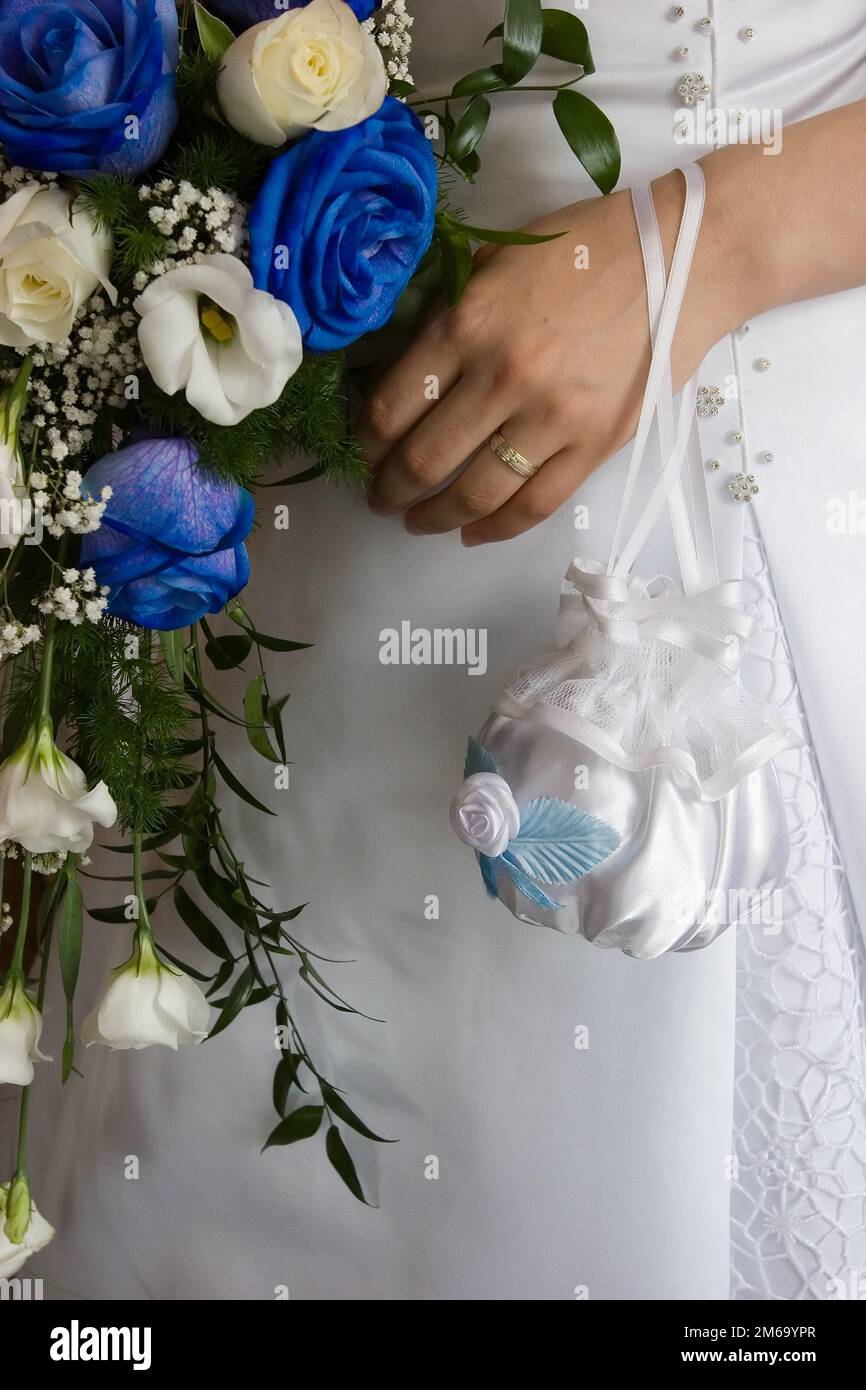 Hand bouquet of flowers hi-res stock photography and images - Alamy