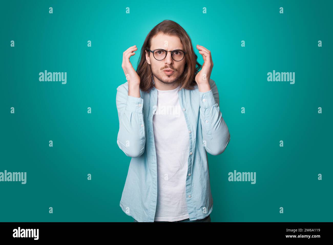 Portrait of shocked man wearing casual cloth eyeglasses open mouth ...