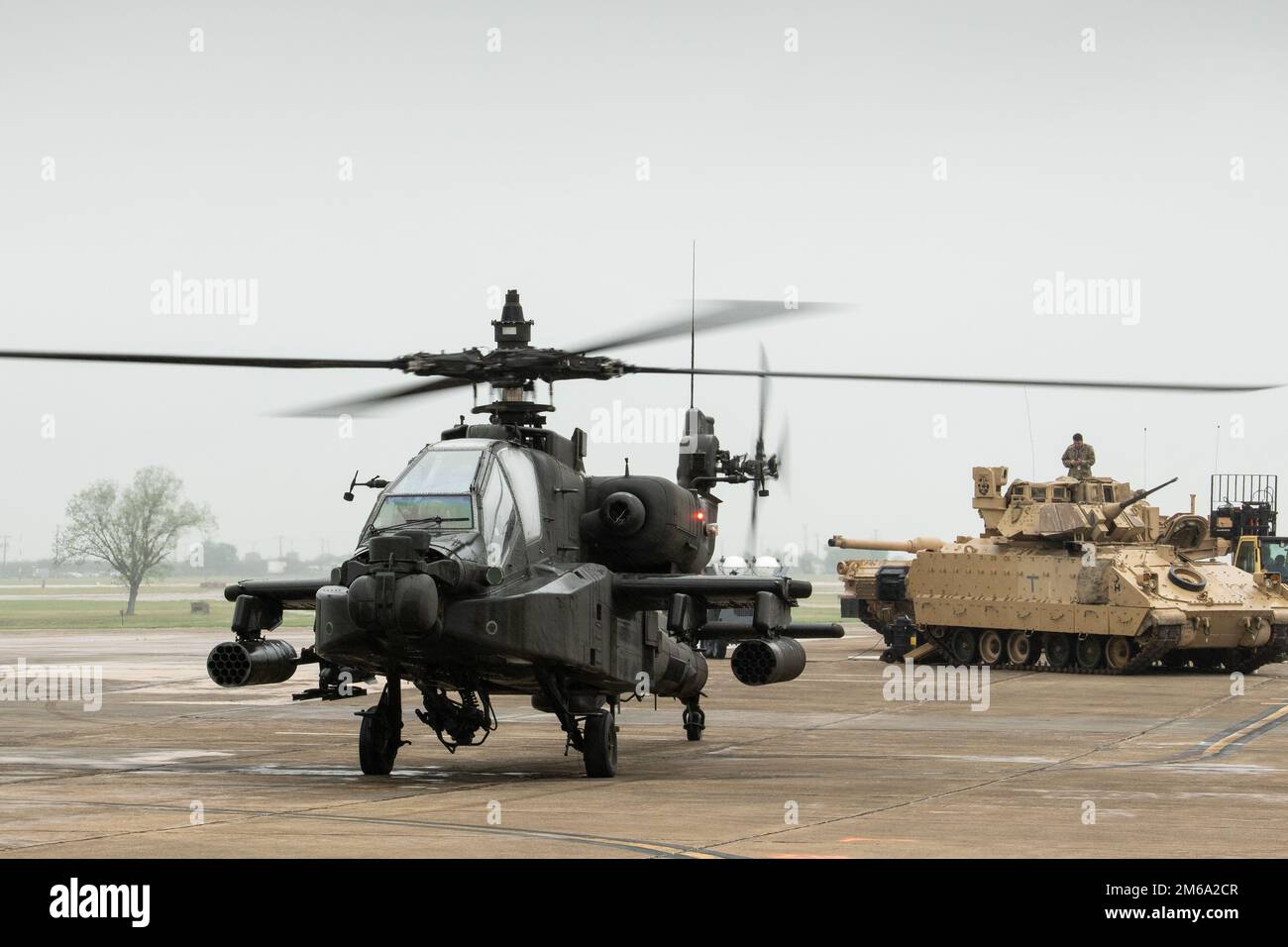 A U.S. Army AH-64 Apache and its crew from the 1st Battalion, 149th ...