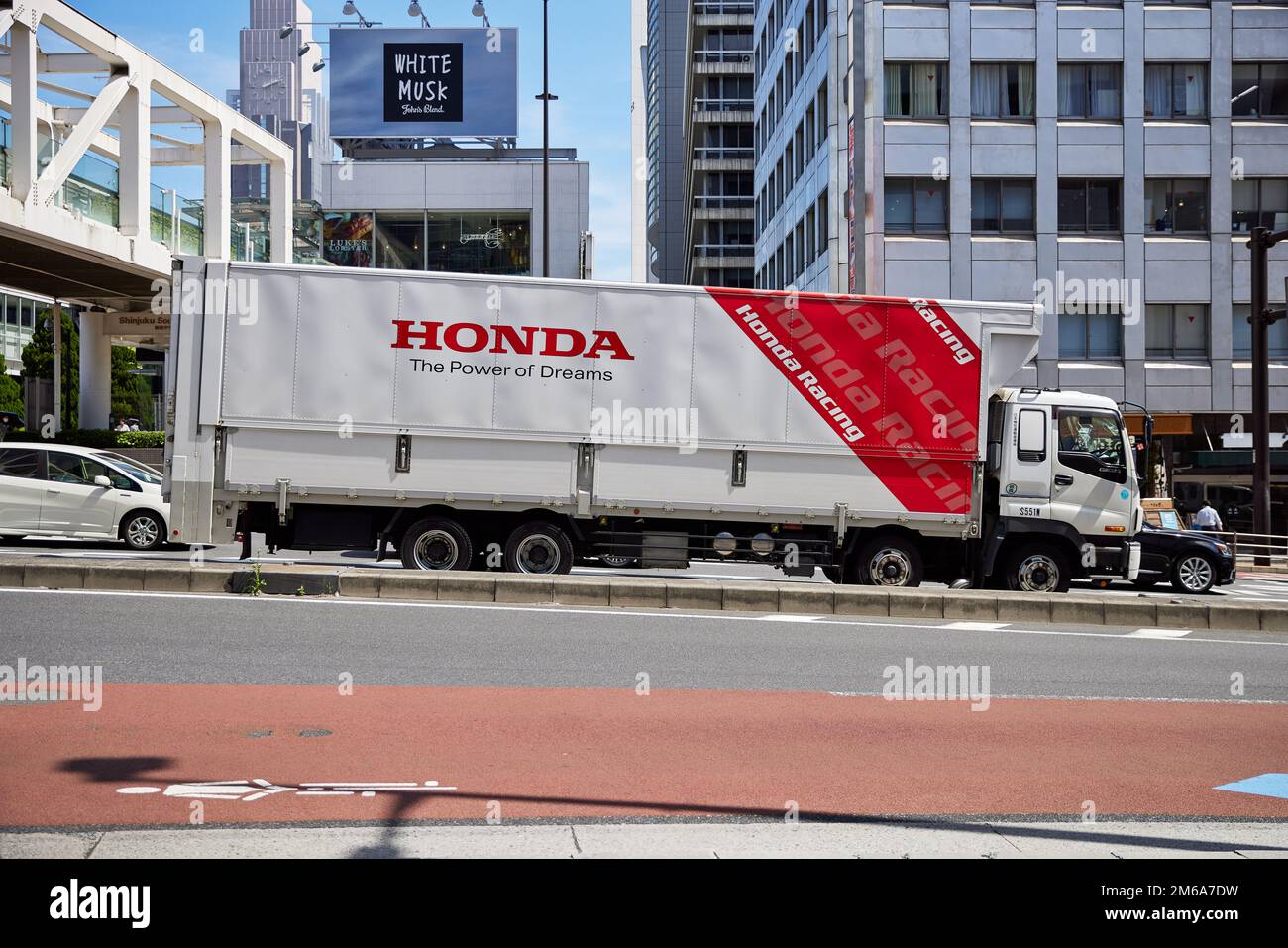 Honda Racing, "The Power of Dreams", Honda lorry/truck in Shinjuku ...
