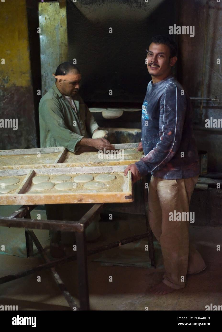 Bakers making pitta bread - Cairo, Egypt Stock Photo - Alamy
