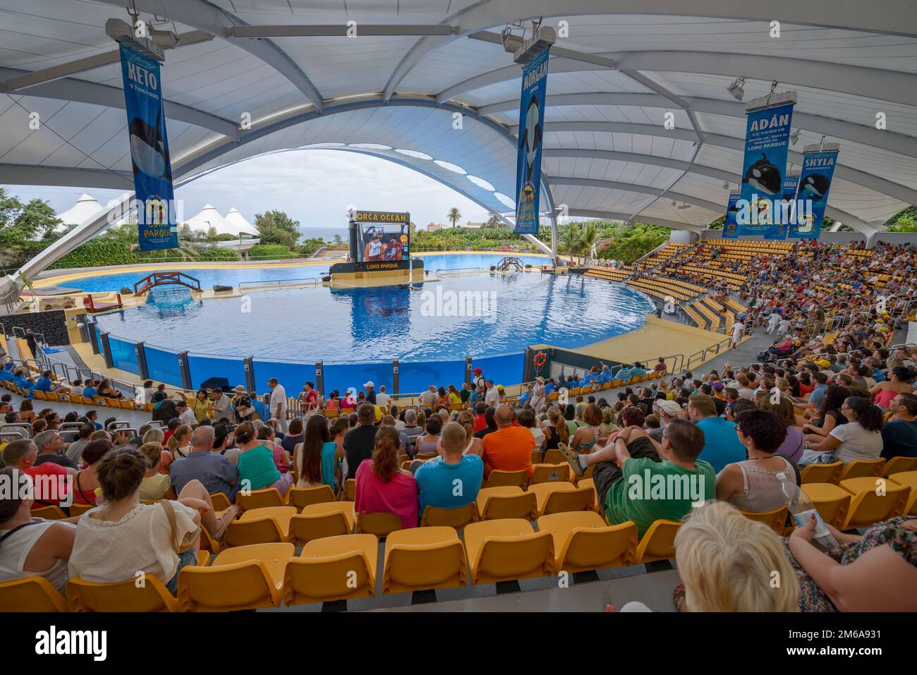 Audience in amphitheatre hi-res stock photography and images - Alamy