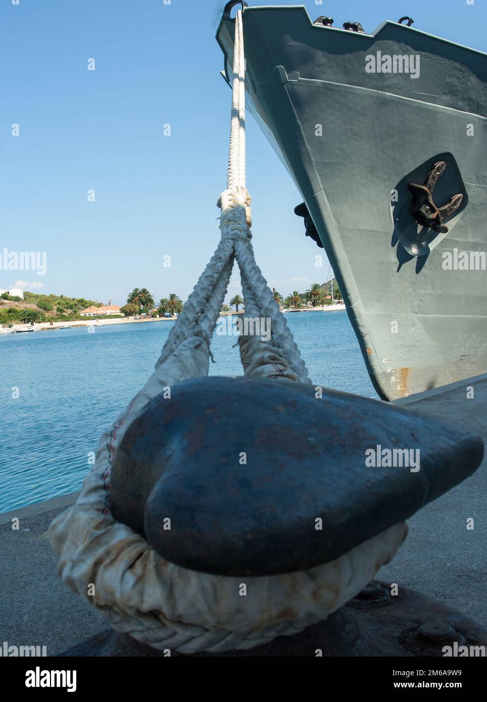Rope and bollard hi-res stock photography and images - Alamy