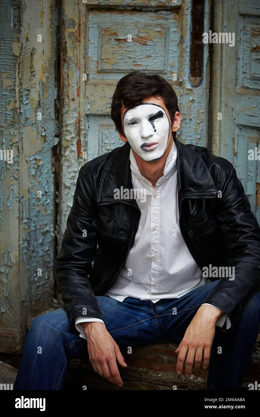 Face against door hi-res stock photography and images - Alamy